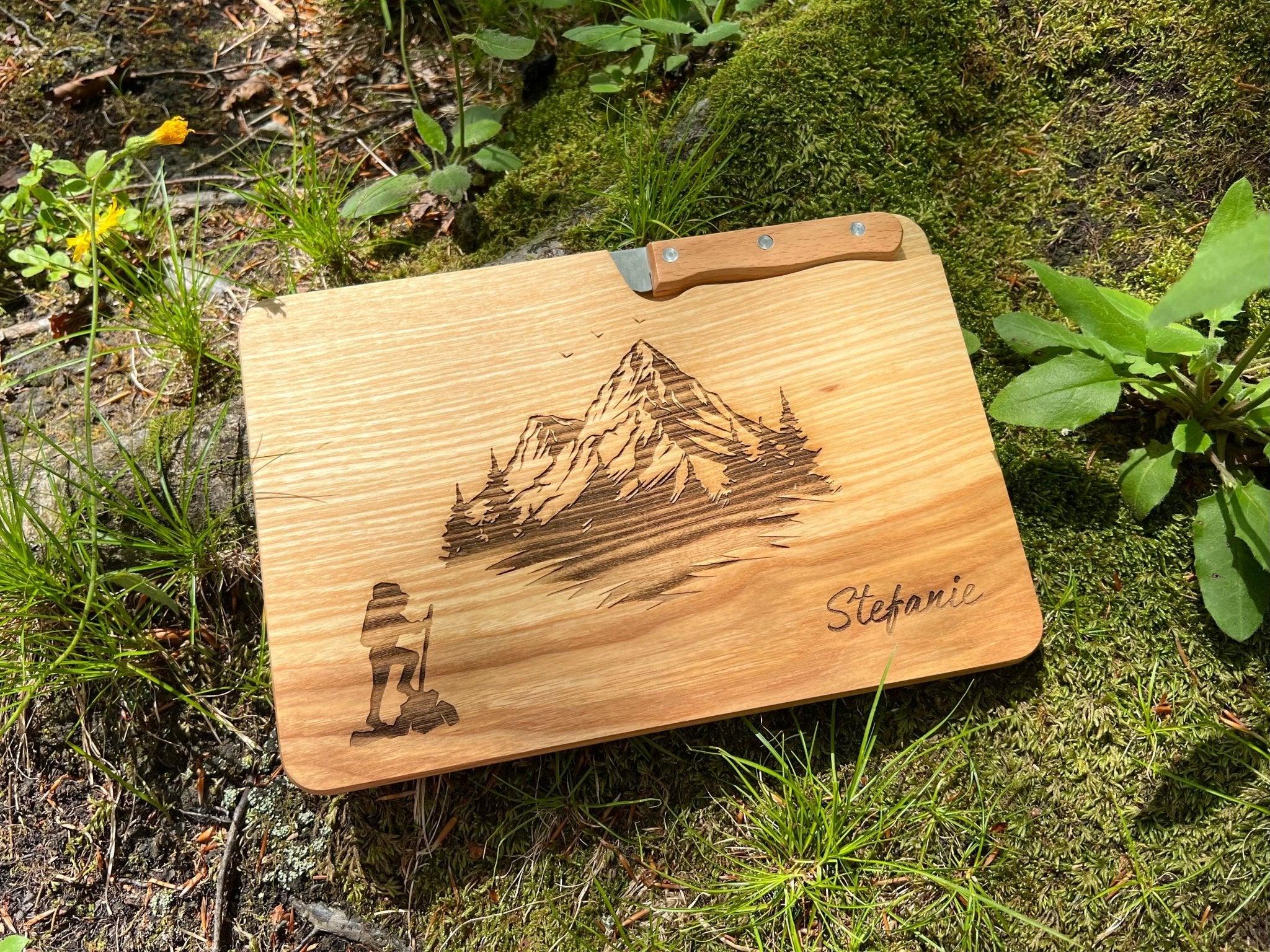 Schneidebrett mit Messer - Bergsteiger – besonderlich.de